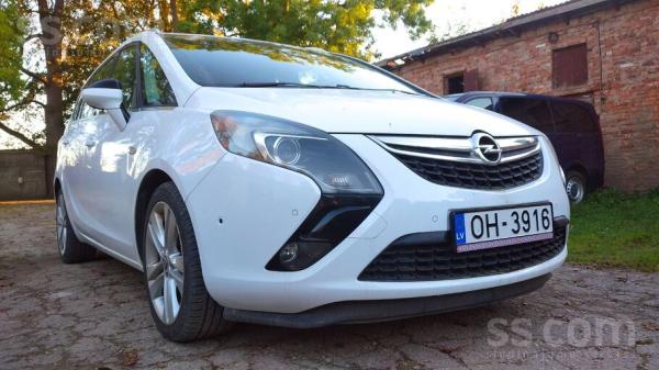 White Opel Zafira 2012 in Jekabpils, with an engine capacity of 2.00 L and mileage of 259 thousand km for 5500 €, photo 8 on AUTOMOTO.COM.LV