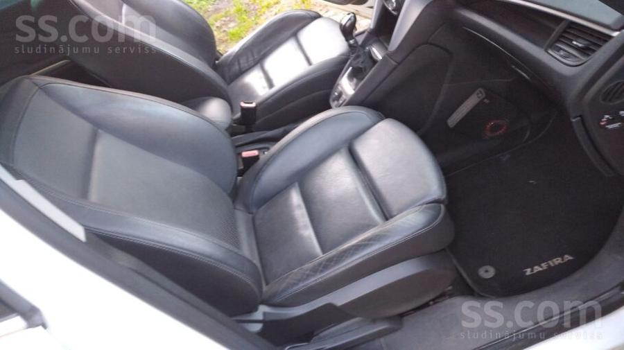 White Opel Zafira 2012 in Jekabpils, with an engine capacity of 2.00 L and mileage of 259 thousand km for 5500 €, photo 12 on AUTOMOTO.COM.LV