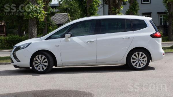 White Opel Zafira 2012 in Jurmala, with an engine capacity of 2.00 L and mileage of 315 thousand km for 4600 €, photo 5 on AUTOMOTO.COM.LV