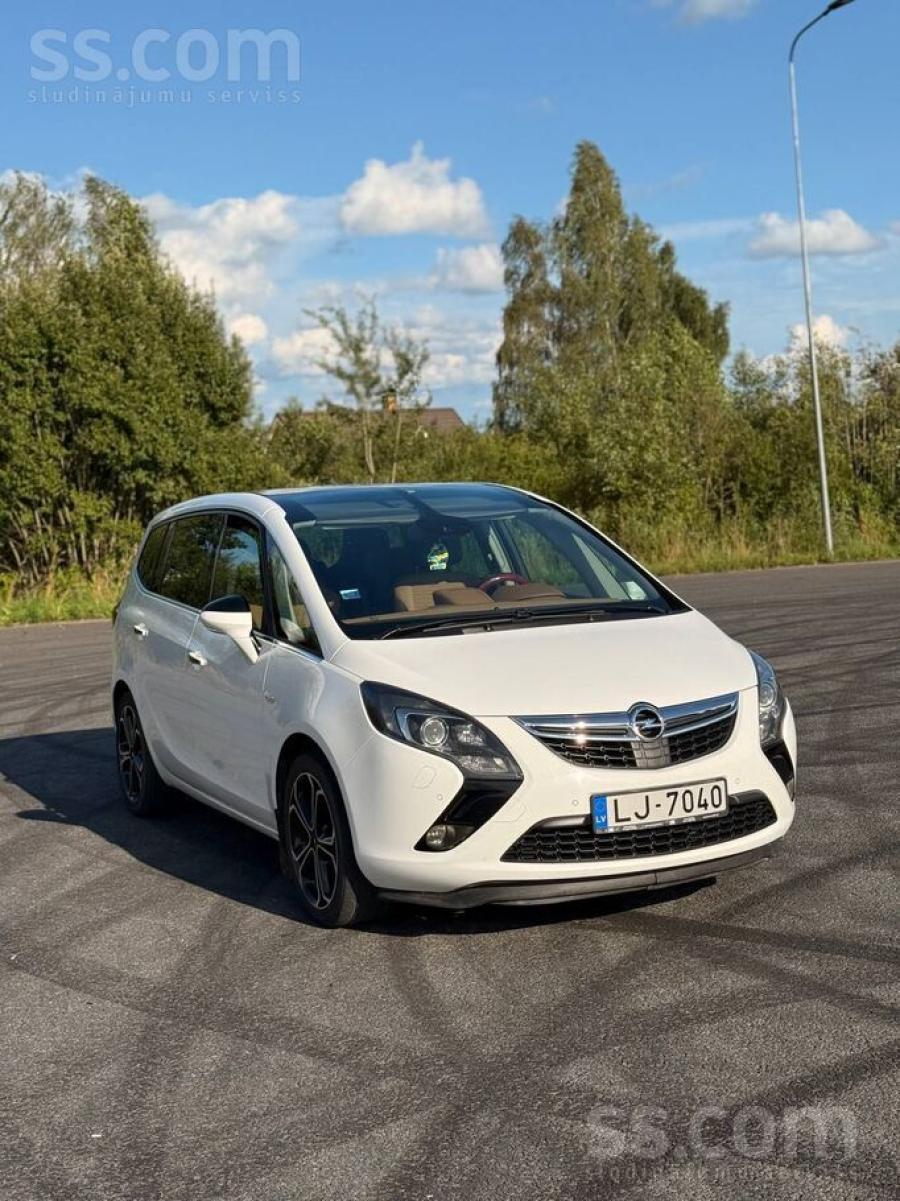 White Opel Zafira 2012 in Rezekne, with an engine capacity of 2.00 L and mileage of 230 thousand km for 5500 €, photo 1 on AUTOMOTO.COM.LV