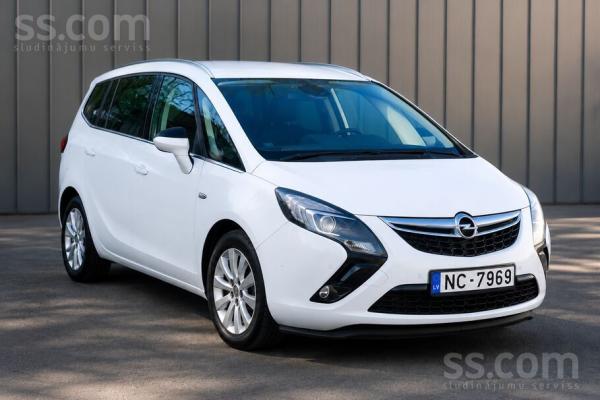 White Opel Zafira 2012 in Daugavpils, with an engine capacity of 2.00 L and mileage of 230 thousand km for 5300 €, photo 1 on AUTOMOTO.COM.LV