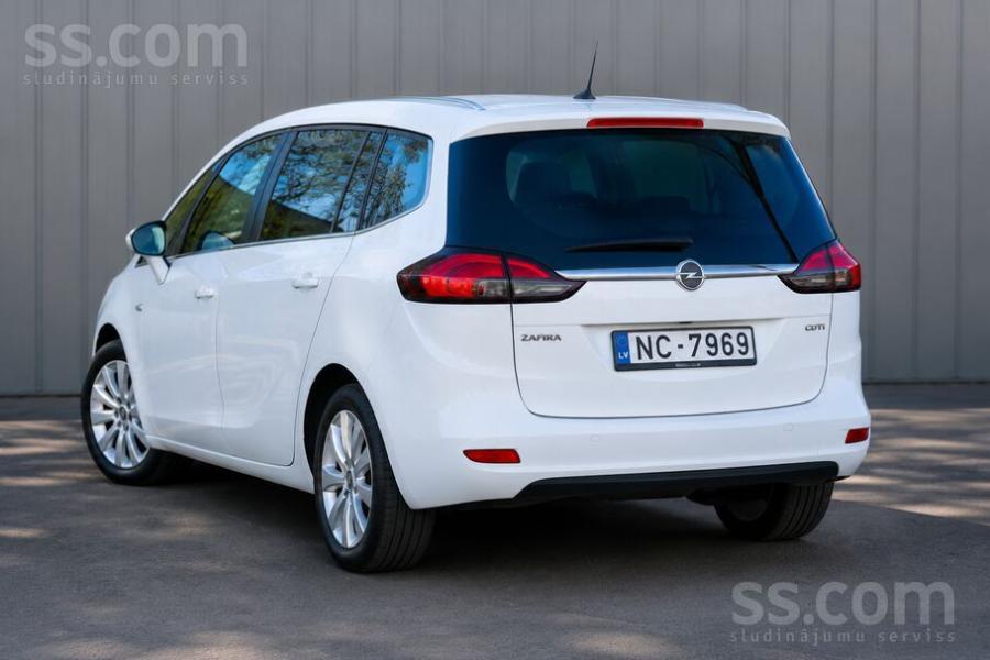 White Opel Zafira 2012 in Daugavpils, with an engine capacity of 2.00 L and mileage of 230 thousand km for 5300 €, photo 3 on AUTOMOTO.COM.LV