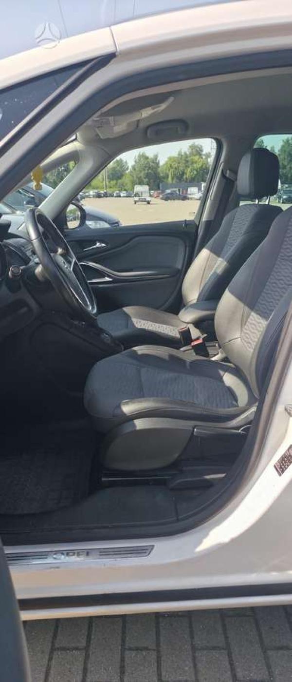 Balts Opel Zafira 2012 Marijampole, ar dzinēja tilpumu 1.60 L un nobraukumu 227 tūkst. km par 3900 €, foto 9 vietnē AUTOMOTO.COM.LV