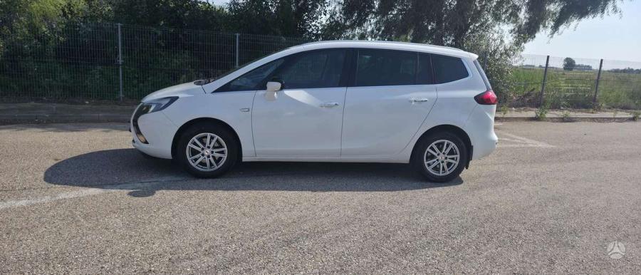 White Opel Zafira 2012 in Marijampole, with an engine capacity of 1.60 L and mileage of 227 thousand km for 3900 €, photo 4 on AUTOMOTO.COM.LV