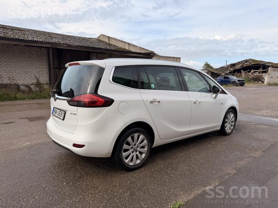 White Opel Zafira 2012 in Liepaja, with an engine capacity of 2.00 L and mileage of 334 thousand km for 3900 €, photo 6 on AUTOMOTO.COM.LV