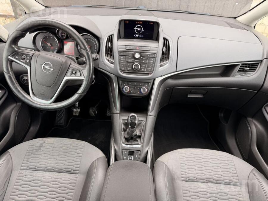 White Opel Zafira 2012 in Liepaja, with an engine capacity of 2.00 L and mileage of 334 thousand km for 3900 €, photo 10 on AUTOMOTO.COM.LV