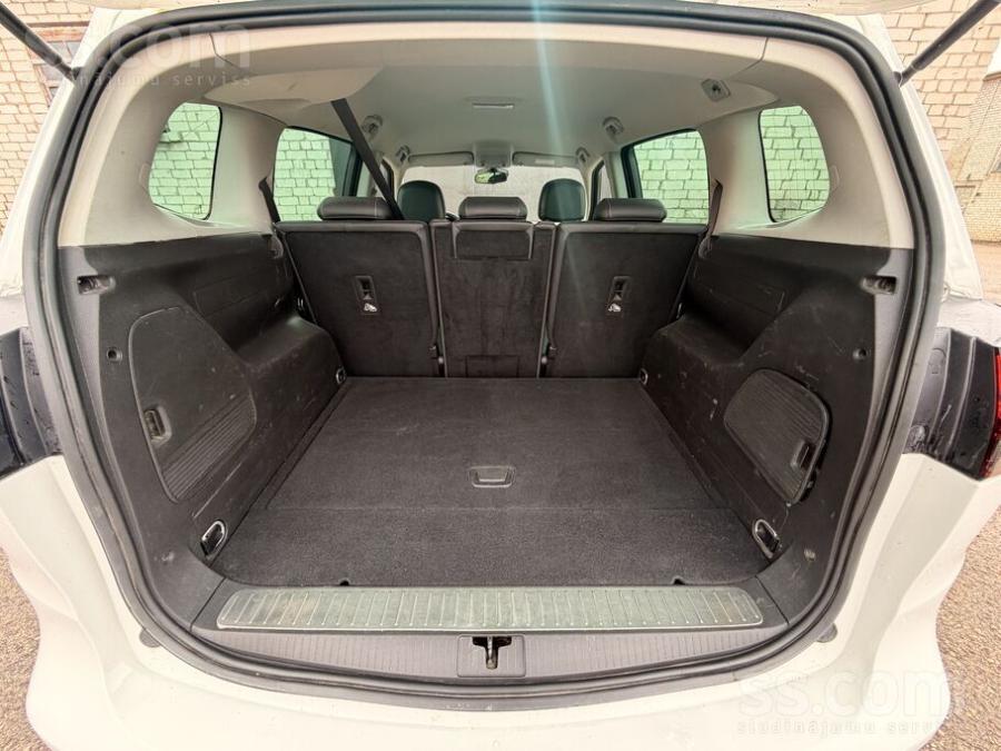 White Opel Zafira 2012 in Liepaja, with an engine capacity of 2.00 L and mileage of 334 thousand km for 3900 €, photo 12 on AUTOMOTO.COM.LV