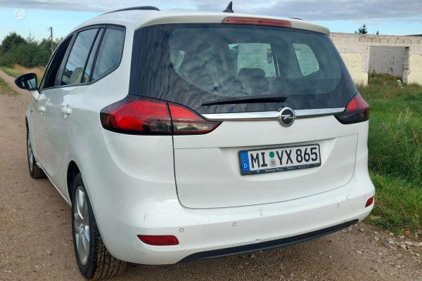 White Opel Zafira 2012 in Marijampole, with an engine capacity of 2.00 L and mileage of 222 thousand km for 3350 €, photo 4 on AUTOMOTO.COM.LV