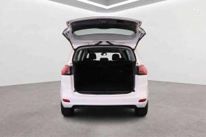 White Opel Zafira 2012 in Kaunas, with an engine capacity of 2.00 L and mileage of 280 thousand km for 5490 €, photo 5 on AUTOMOTO.COM.LV