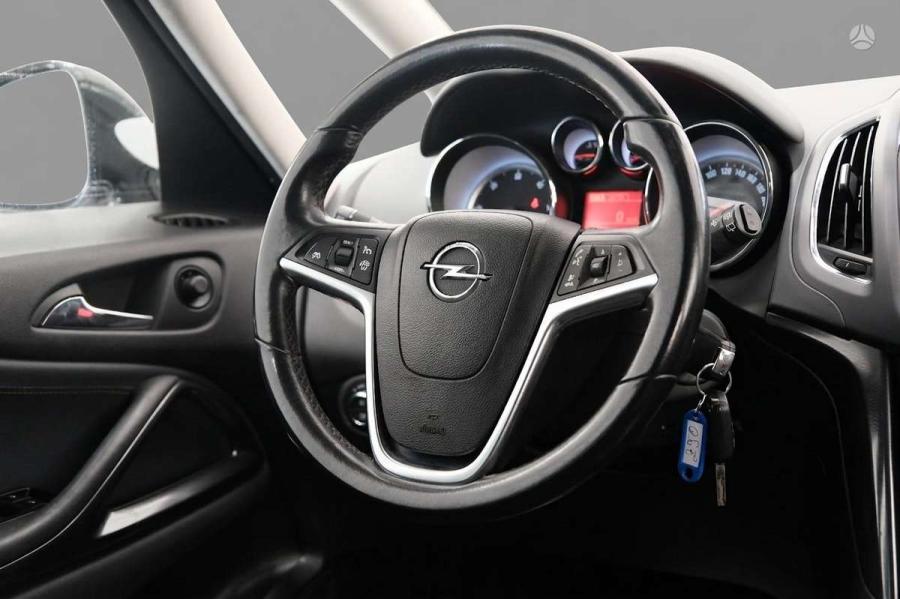 White Opel Zafira 2012 in Kaunas, with an engine capacity of 2.00 L and mileage of 280 thousand km for 5490 €, photo 8 on AUTOMOTO.COM.LV