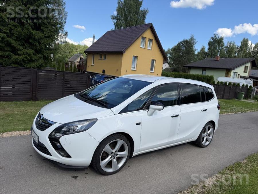White Opel Zafira 2013 in Riga, with an engine capacity of 2.00 L and mileage of 342 thousand km for 5500 €, photo 1 on AUTOMOTO.COM.LV