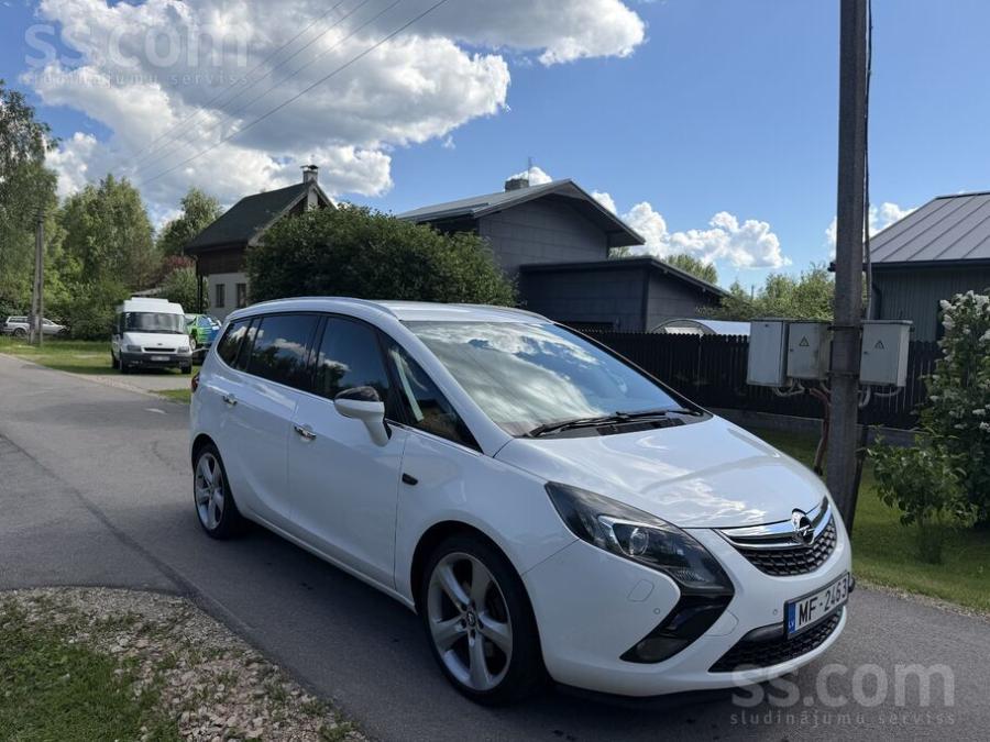 White Opel Zafira 2013 in Riga, with an engine capacity of 2.00 L and mileage of 342 thousand km for 5500 €, photo 4 on AUTOMOTO.COM.LV