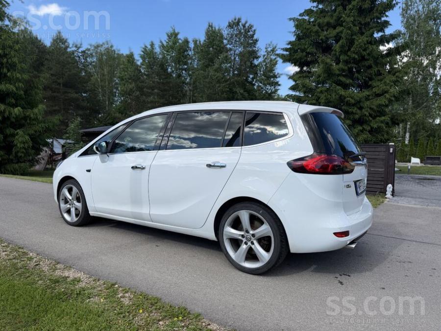 White Opel Zafira 2013 in Riga, with an engine capacity of 2.00 L and mileage of 342 thousand km for 5500 €, photo 5 on AUTOMOTO.COM.LV