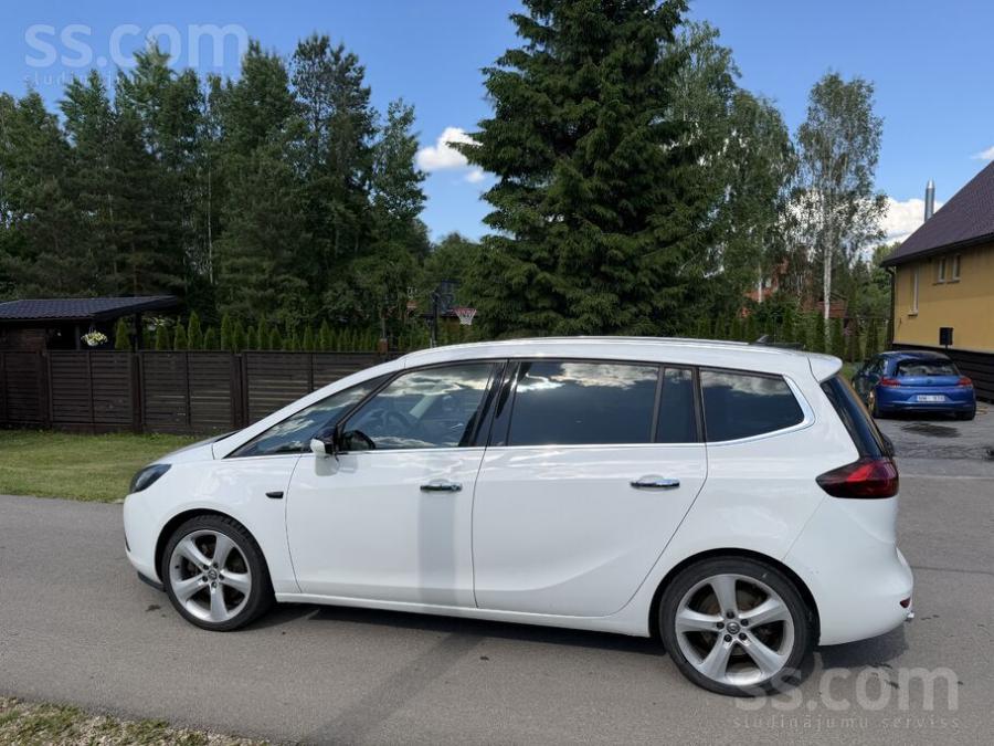 White Opel Zafira 2013 in Riga, with an engine capacity of 2.00 L and mileage of 342 thousand km for 5500 €, photo 6 on AUTOMOTO.COM.LV