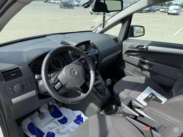 White Opel Zafira 2013 in Taurage, with an engine capacity of 1.70 L and mileage of 239 thousand km for 3800 €, photo 10 on AUTOMOTO.COM.LV