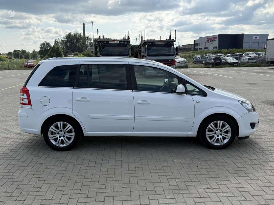 White Opel Zafira 2013 in Taurage, with an engine capacity of 1.70 L and mileage of 239 thousand km for 3800 €, photo 9 on AUTOMOTO.COM.LV