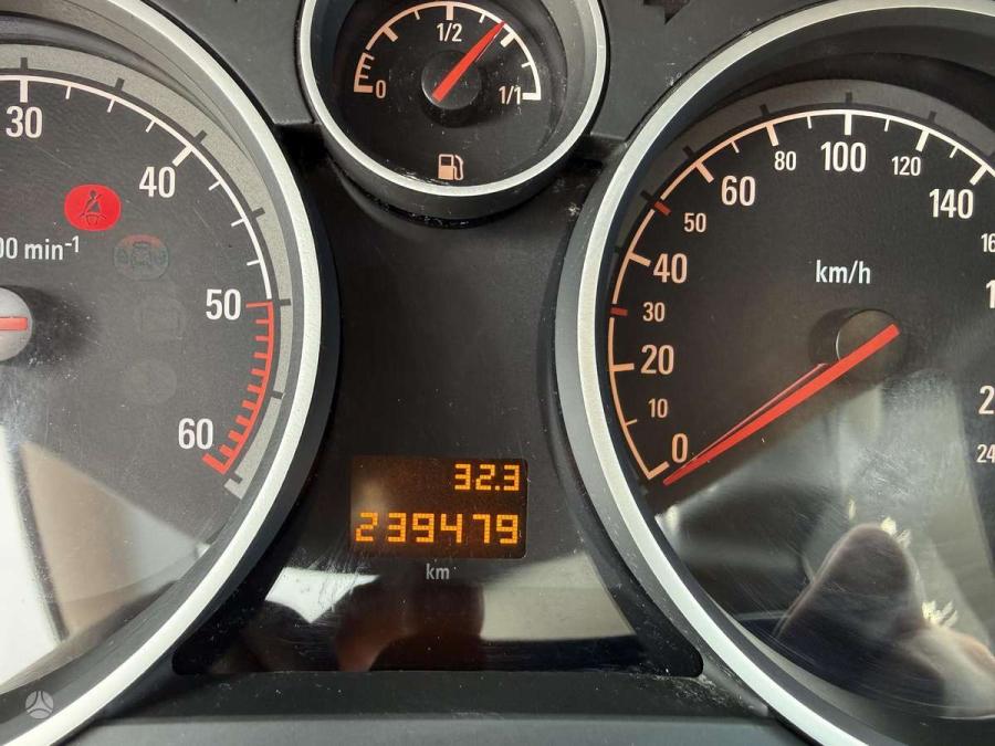 White Opel Zafira 2013 in Taurage, with an engine capacity of 1.70 L and mileage of 239 thousand km for 3800 €, photo 20 on AUTOMOTO.COM.LV