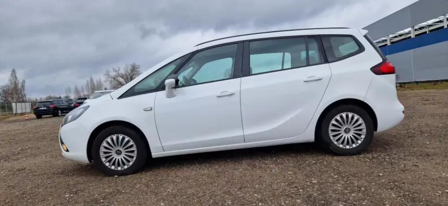 White Opel Zafira 2014 in Daugavpils, with an engine capacity of 1.60 L and mileage of 222 thousand km for 4999 €, photo 3 on AUTOMOTO.COM.LV