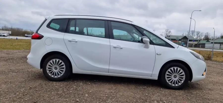 White Opel Zafira 2014 in Daugavpils, with an engine capacity of 1.60 L and mileage of 222 thousand km for 4999 €, photo 7 on AUTOMOTO.COM.LV