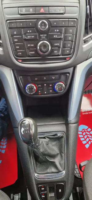 White Opel Zafira 2014 in Daugavpils, with an engine capacity of 1.60 L and mileage of 222 thousand km for 4999 €, photo 16 on AUTOMOTO.COM.LV