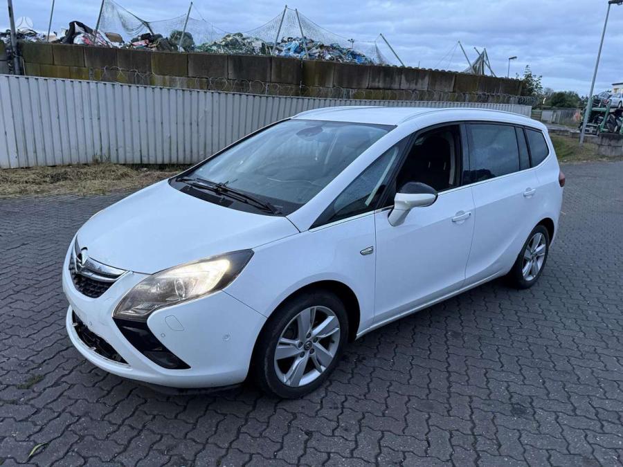 White Opel Zafira 2014 in Marijampole, with an engine capacity of 1.60 L and mileage of 266 thousand km for 3750 €, photo 1 on AUTOMOTO.COM.LV