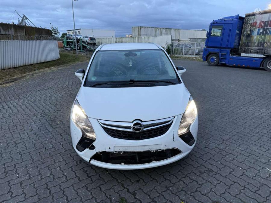White Opel Zafira 2014 in Marijampole, with an engine capacity of 1.60 L and mileage of 266 thousand km for 3750 €, photo 3 on AUTOMOTO.COM.LV