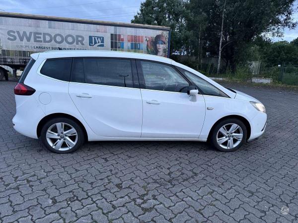 White Opel Zafira 2014 in Marijampole, with an engine capacity of 1.60 L and mileage of 266 thousand km for 3750 €, photo 4 on AUTOMOTO.COM.LV