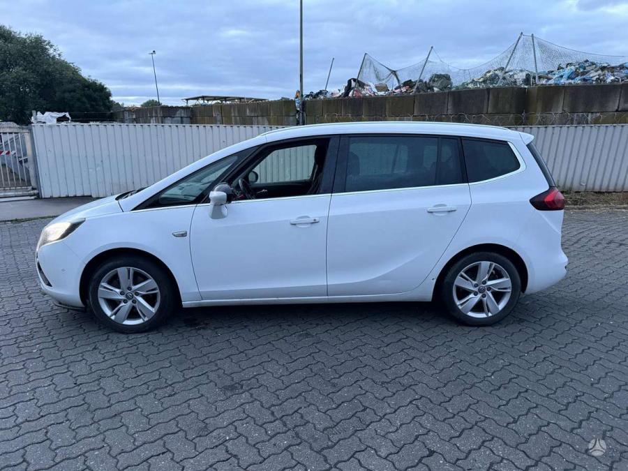 White Opel Zafira 2014 in Marijampole, with an engine capacity of 1.60 L and mileage of 266 thousand km for 3750 €, photo 9 on AUTOMOTO.COM.LV