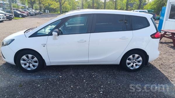 White Opel Zafira 2015 in Cesis, with an engine capacity of 2.00 L and mileage of 227 thousand km for 5550 €, photo 4 on AUTOMOTO.COM.LV