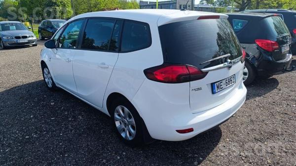 White Opel Zafira 2015 in Cesis, with an engine capacity of 2.00 L and mileage of 227 thousand km for 5550 €, photo 5 on AUTOMOTO.COM.LV