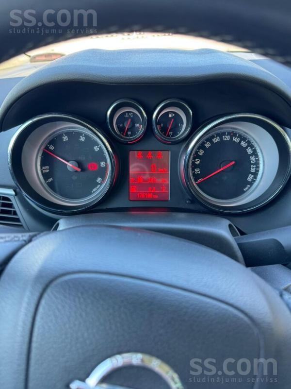 White Opel Zafira 2016 in Riga, with an engine capacity of 1.60 L and mileage of 175 thousand km for 7000 €, photo 9 on AUTOMOTO.COM.LV