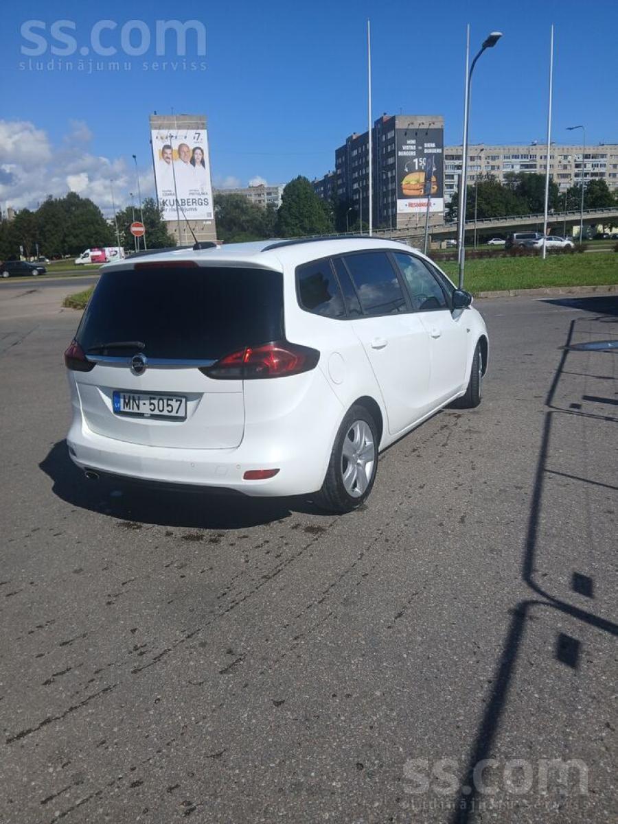 White Opel Zafira 2016 in Ogre, with an engine capacity of 2.00 L and mileage of 210 thousand km for 6500 €, photo 5 on AUTOMOTO.COM.LV