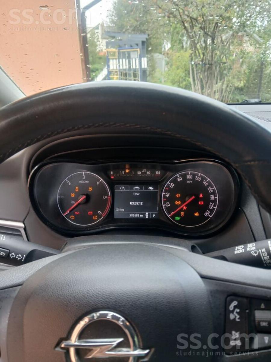 White Opel Zafira 2016 in Ogre, with an engine capacity of 2.00 L and mileage of 210 thousand km for 6500 €, photo 6 on AUTOMOTO.COM.LV