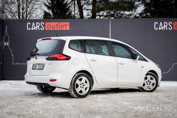 White Opel Zafira 2017 in Riga, with an engine capacity of 1.60 L and mileage of 198 thousand km for 8490 €, photo 7 on AUTOMOTO.COM.LV