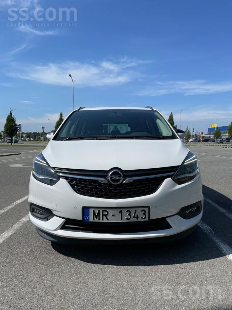 White Opel Zafira 2017 in Riga, with an engine capacity of 2.00 L and mileage of 187 thousand km for 9900 €, photo 3 on AUTOMOTO.COM.LV