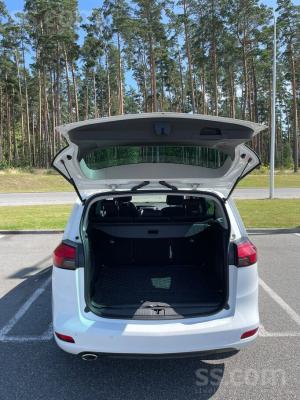 White Opel Zafira 2017 in Riga, with an engine capacity of 2.00 L and mileage of 187 thousand km for 9900 €, photo 10 on AUTOMOTO.COM.LV