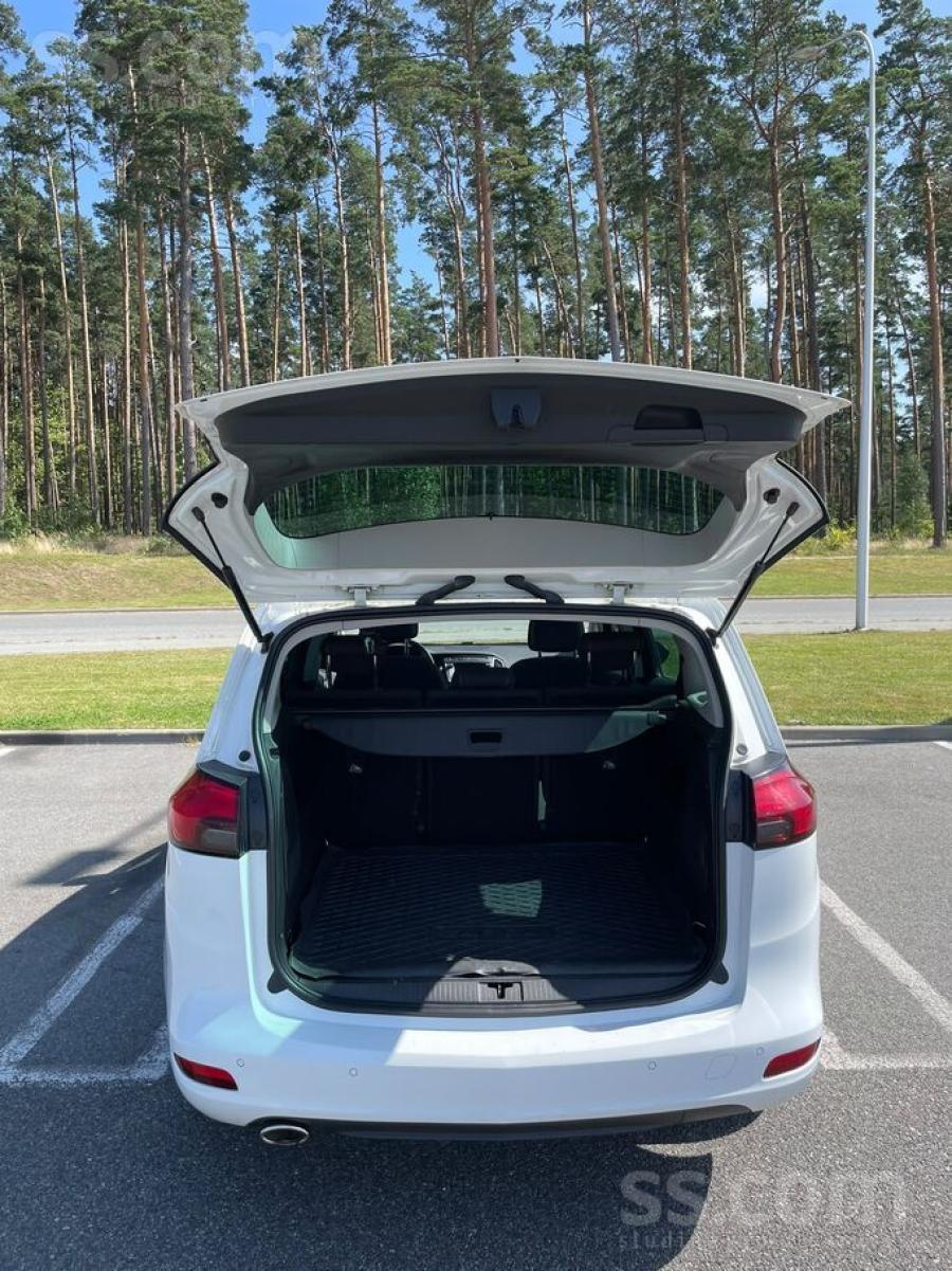 White Opel Zafira 2017 in Riga, with an engine capacity of 2.00 L and mileage of 187 thousand km for 9900 €, photo 10 on AUTOMOTO.COM.LV