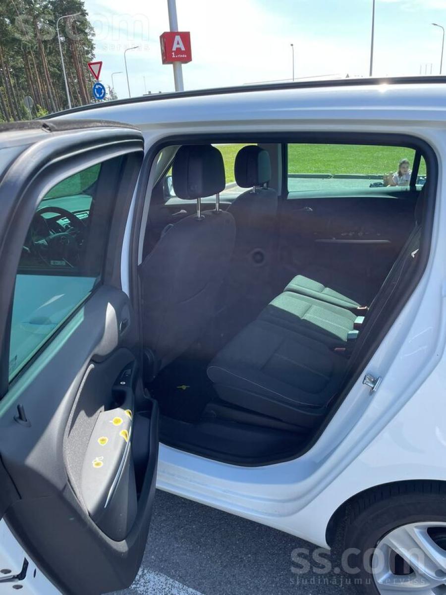 White Opel Zafira 2017 in Riga, with an engine capacity of 2.00 L and mileage of 187 thousand km for 9900 €, photo 11 on AUTOMOTO.COM.LV