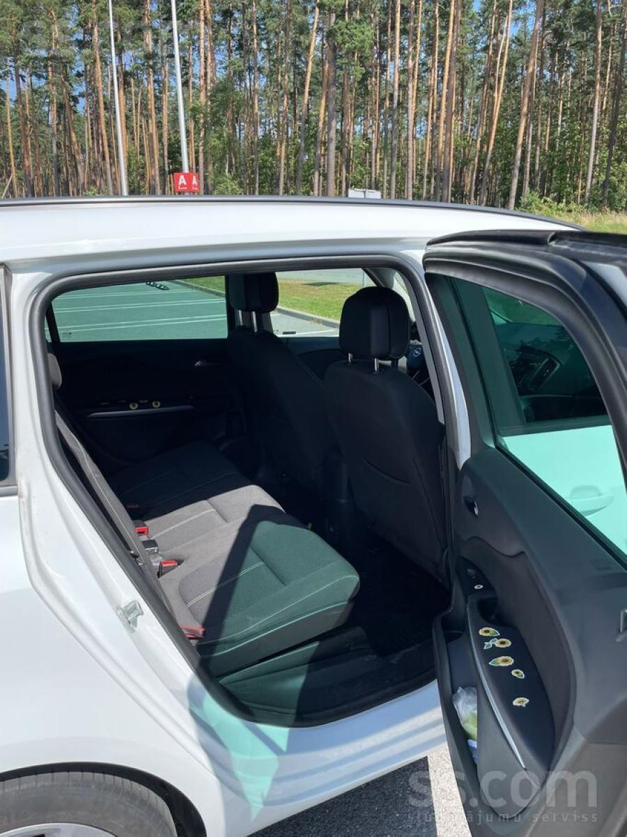 White Opel Zafira 2017 in Riga, with an engine capacity of 2.00 L and mileage of 187 thousand km for 9900 €, photo 12 on AUTOMOTO.COM.LV