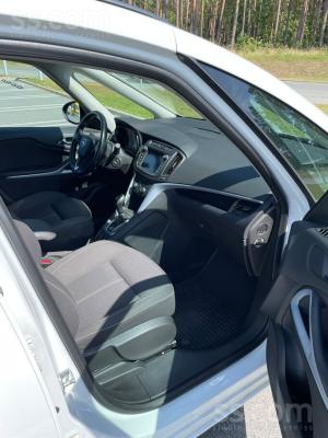 White Opel Zafira 2017 in Riga, with an engine capacity of 2.00 L and mileage of 187 thousand km for 9900 €, photo 13 on AUTOMOTO.COM.LV