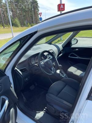 White Opel Zafira 2017 in Riga, with an engine capacity of 2.00 L and mileage of 187 thousand km for 9900 €, photo 14 on AUTOMOTO.COM.LV