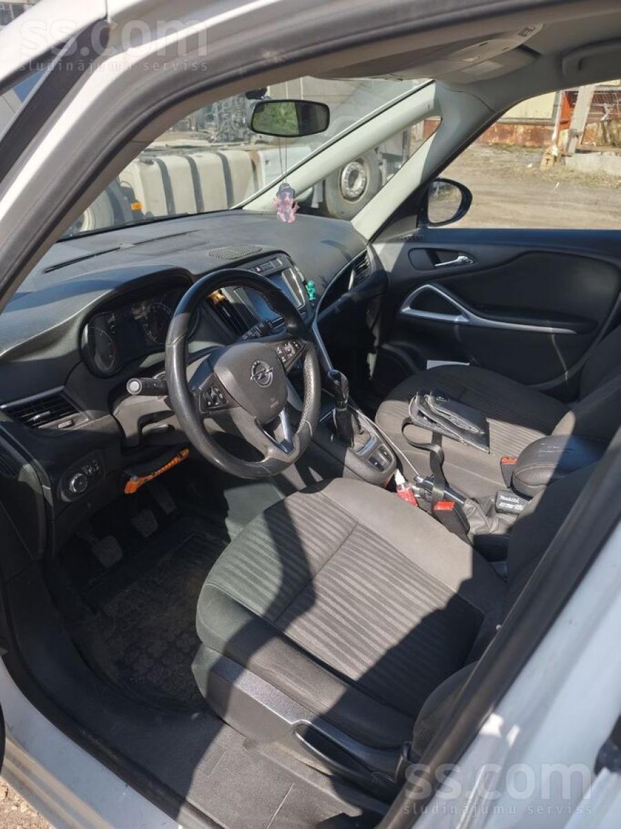 White Opel Zafira 2017 in Rezekne, with an engine capacity of 1.60 L and mileage of 219 thousand km for 5200 €, photo 4 on AUTOMOTO.COM.LV