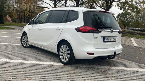 White Opel Zafira 2017 in Cesis, with an engine capacity of 1.60 L and mileage of 208 thousand km for 7350 €, photo 3 on AUTOMOTO.COM.LV