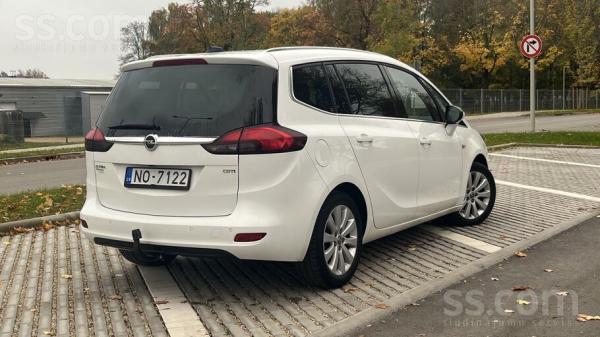 White Opel Zafira 2017 in Cesis, with an engine capacity of 1.60 L and mileage of 208 thousand km for 7350 €, photo 5 on AUTOMOTO.COM.LV