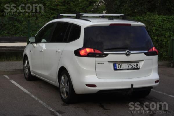 White Opel Zafira 2018 in Riga, with an engine capacity of 1.60 L and mileage of 158 thousand km for 7950 €, photo 5 on AUTOMOTO.COM.LV