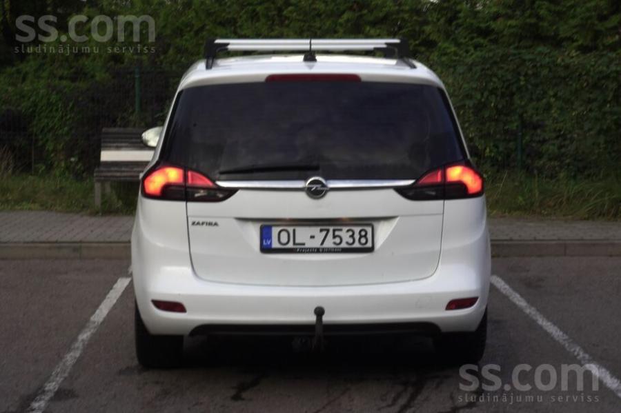 White Opel Zafira 2018 in Riga, with an engine capacity of 1.60 L and mileage of 158 thousand km for 7950 €, photo 6 on AUTOMOTO.COM.LV