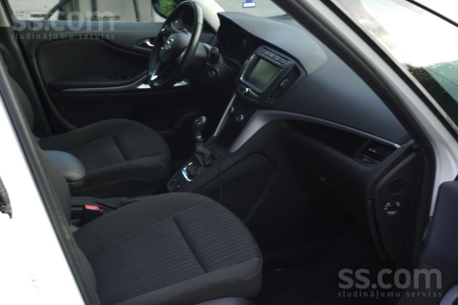 White Opel Zafira 2018 in Riga, with an engine capacity of 1.60 L and mileage of 158 thousand km for 7950 €, photo 15 on AUTOMOTO.COM.LV