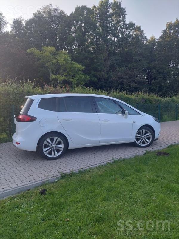 White Opel Zafira 2019 in Jurmala, with an engine capacity of 1.60 L and mileage of 185 thousand km for 10750 €, photo 5 on AUTOMOTO.COM.LV