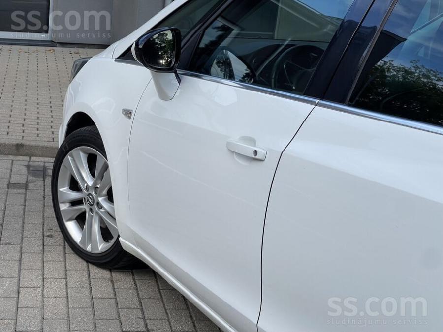 White Opel Zafira 2019 in Jurmala, with an engine capacity of 1.60 L and mileage of 0 thousand km for 10450 €, photo 9 on AUTOMOTO.COM.LV