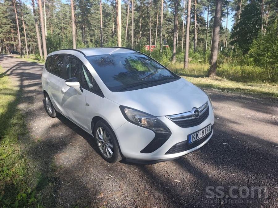 White Opel Zafira 2013 in Saldus, with an engine capacity of 2.00 L and mileage of 397 thousand km for 3100 €, photo 1 on AUTOMOTO.COM.LV